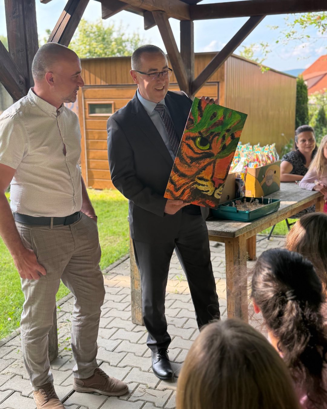 NÁVŠTEVA CENTRA PRE DETI A RODINY V PRIEVIDZI - Slovenská národná strana